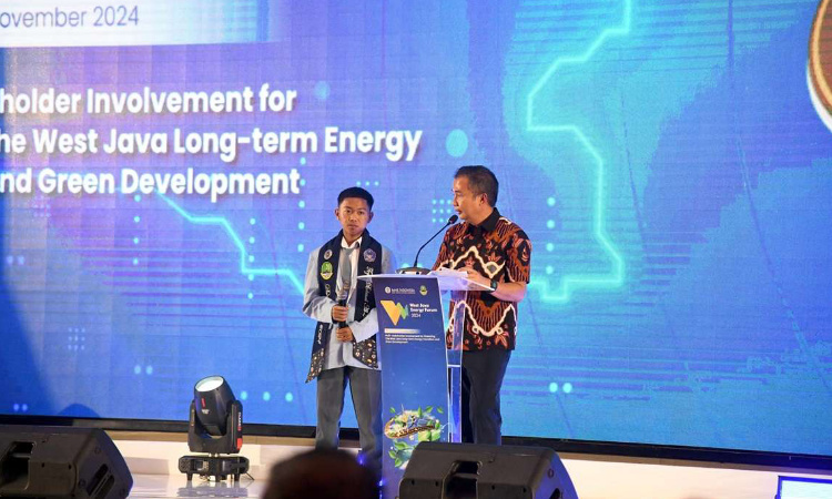 WJEF 2024, Bey Machmudin Resmikan PLTS Atap di Tujuh SMA dan SMK ...